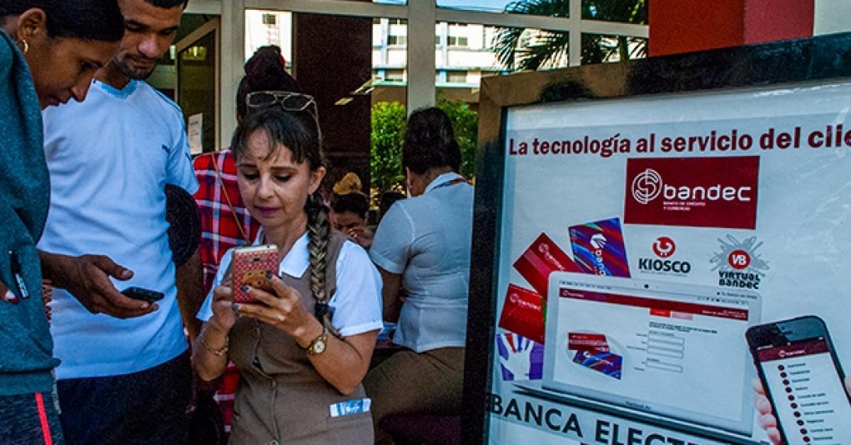 Un banco cubano ofrece nuevas tarjetas prepago en dólares para ...