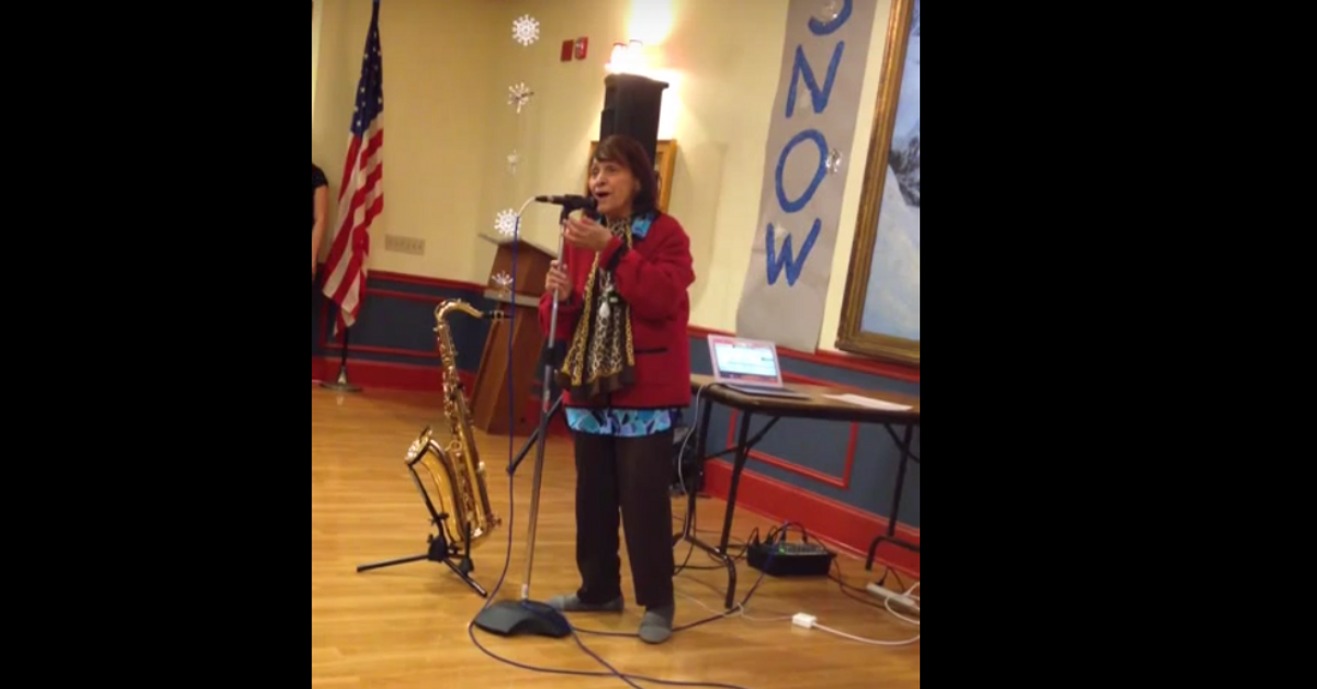 Vídeo | Esther Valdés canta en Chicago el Ave María a los 88 años