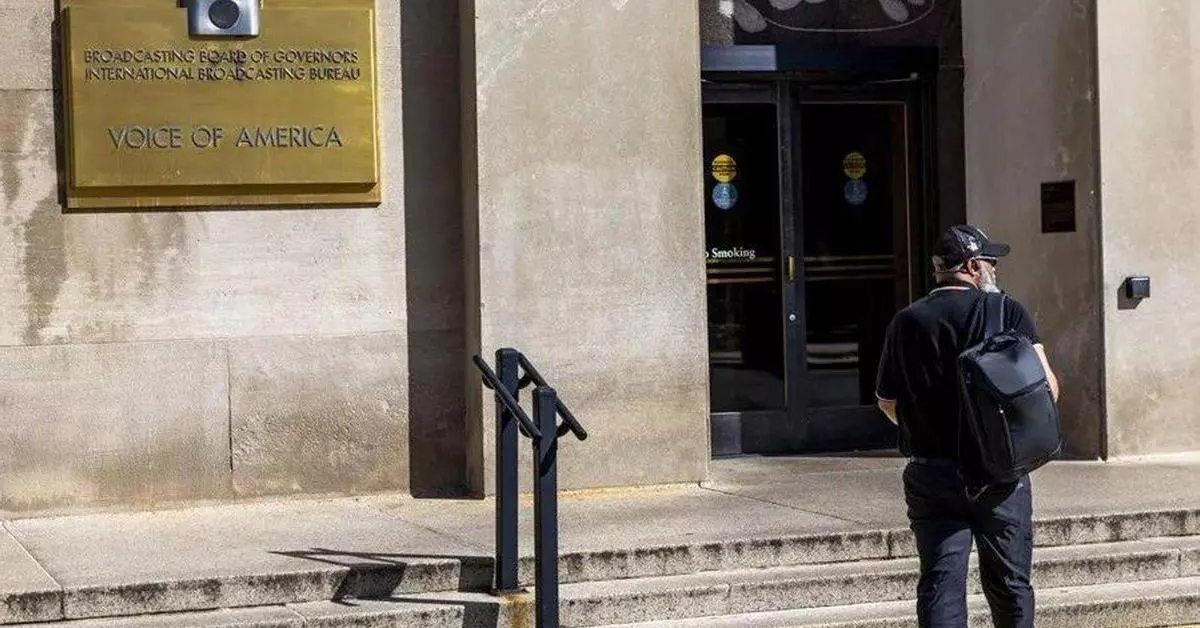 EE UU: Un juez bloquea el despido de empleados de Voz de América