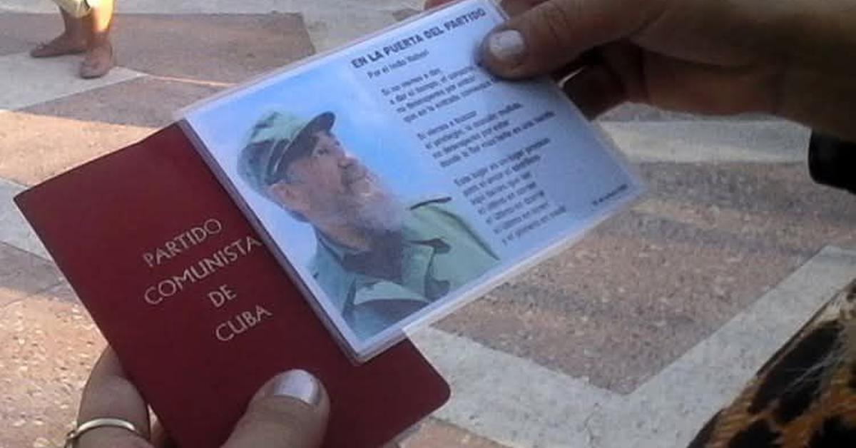 Con el carné del Partido Comunista de Cuba y en busca del pasaporte ...