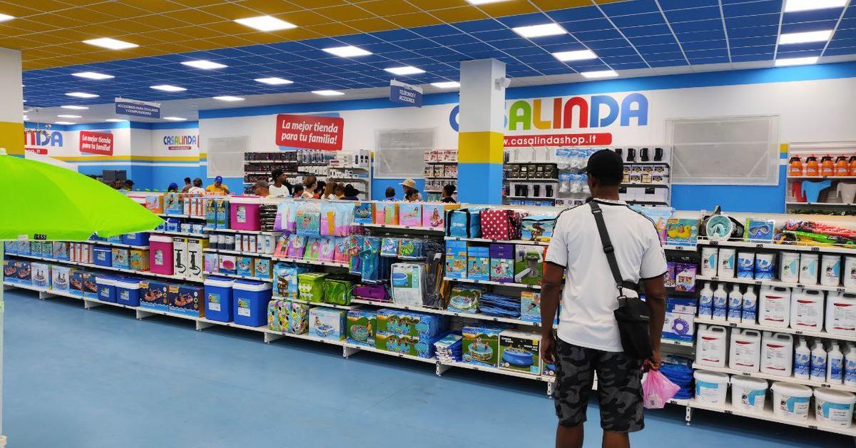 Derroche de luz en Casalinda, la nueva tienda en dólares de La Habana, donde estuvo el Ten Cents