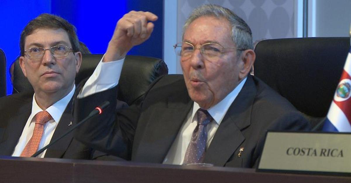 El raulismo sigue la letra pequeña del fidelismo
