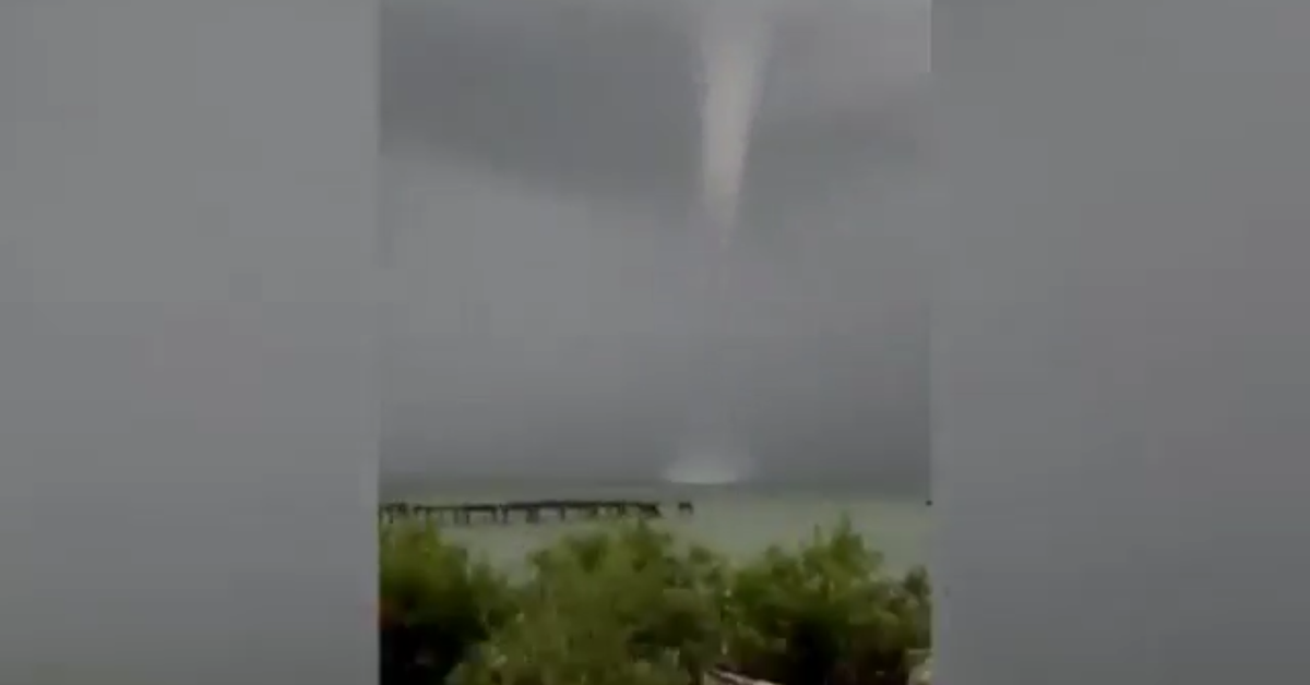 Vídeo | Tromba marina azota a Playa Caimito, en Mayabeque